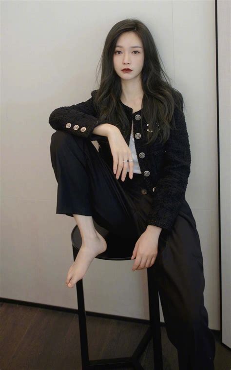沈梦辰坐在椅子上不穿鞋让你欣赏她可爱的脚丫（2 5） 图片 名腿网