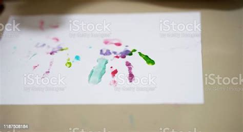 아이 활동 개념의 종이 아트 공간에 인쇄 된 손과 손가락을 색칠하십시오 개성 개념에 대한 스톡 사진 및 기타 이미지 개성 개념 공예 교육 Istock