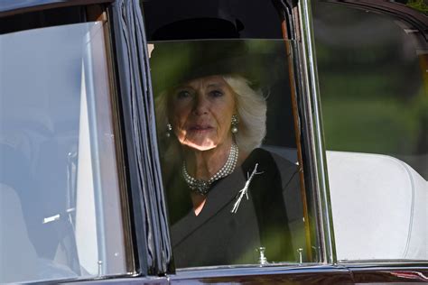 La reina consorte Camila homenajea a Isabel II la única mujer en