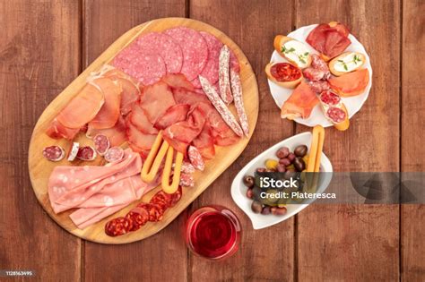 미식가 Charcuterie 많은 다른 소시지와 햄 콜드 컷 오버 헤드 사진 총 텍스트에 대 한 레드 와인의 장소 유리 어두운