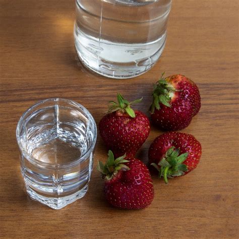 Клубничная водка в домашних условиях – простой рецепт