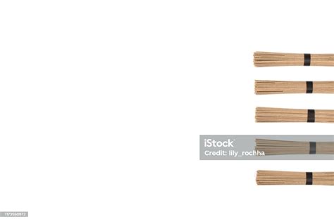 흰색 배경에 고립 된 국수 소바 전통 일본 음식 Text미니멀리스트 개념의 공간을 복사합니다 상단 보기입니다 플랫 레이