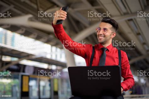 야외에서 휴대 전화와 노트북 컴퓨터와 복용 Selfie를 사용 하 여 역에서 도시 사업 20 29세에 대한 스톡 사진 및 기타