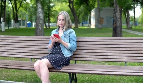 Сестра запросила нас з чоловіком до себе на день народження і зажадала щоб ми прийшли без нашої