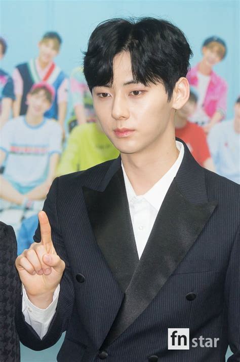 워너원 황민현 “팬들 어려운 서바이벌 속 노력에 응원해주시는 듯” 헉스