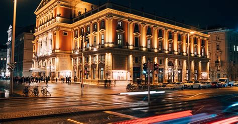 거리 건물 건축 긴 노출 도시 도시의 도심 랜드마크 밤 불빛 불이 켜진 비엔나 비엔나 음악 사회 역사적 오스트리아 콘서트홀에 관한 무료 스톡 사진