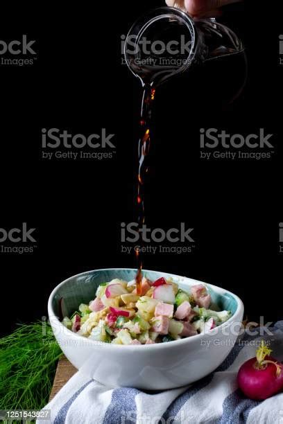 오크로슈카 차가운 수프와 크바스를 위한 재료가 그들에 부어 0명에 대한 스톡 사진 및 기타 이미지 0명 검은색 계절