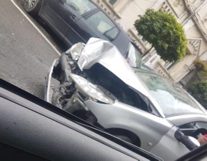 Impact violent între două autoturisme chiar în centrul unui municipiu