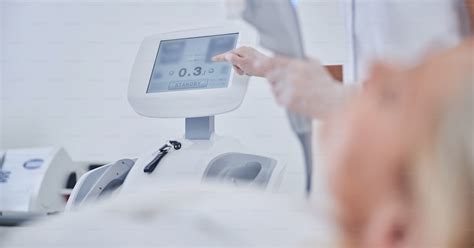 뷰티 살롱에서 피부 관리 및 노화 방지 치료를 위한 최고의 초음파 기계로 뷰티 클리닉의 현대적인 인테리어 사진을 닫습니다 사진 Unsplash의 병원 장비 이미지