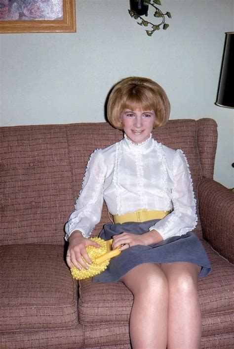 35 Vintage Photos Of Young Ladies In Short Skirts From The 1960s
