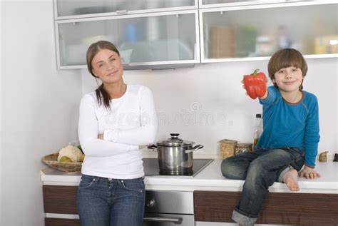 Jonge Jongen En Zijn Moeder Stock Afbeelding Image Of Beeld Twee