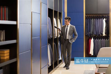 商务男士在服装店挑选西装 蓝牛仔影像 中国原创广告影像素材