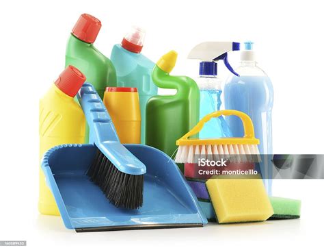 Komposisi Dengan Botol Deterjen Dan Persediaan Pembersih Terisolasi Di