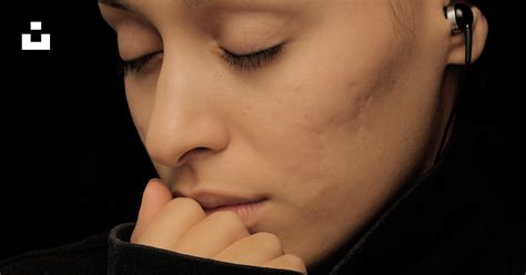 은색 후프 귀걸이를 착용한 검은 셔츠를 입은 여자 사진 Unsplash의 무료 터키 이미지