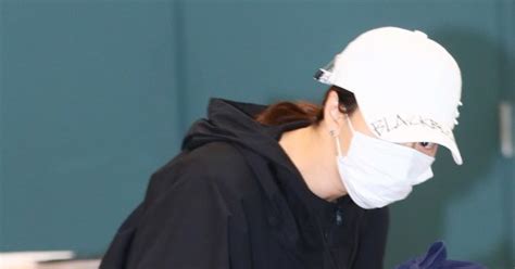 포토 송지효 모자 사이로 보이는 촉촉한 눈빛