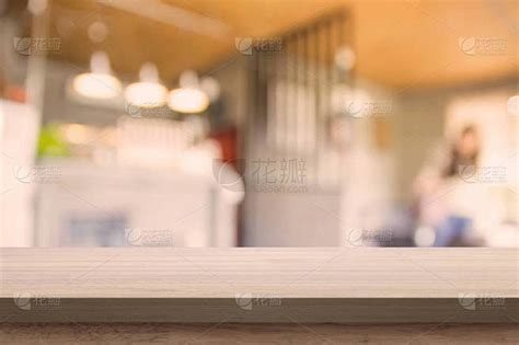 木桌上的空顶模糊咖啡店背景