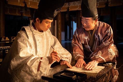大河ドラマ「鎌倉殿の13人」第35話。北条時政（坂東彌十郎）の求めに、花押を据えてしまう源実朝（柿澤勇人・左）（c）nhk ― スポニチ