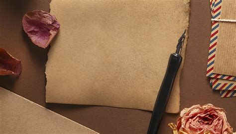 تصویر پس زمینه نمای بالا کاغذ قدیمی با خودنویس و دوات ایران پیک پیکفری