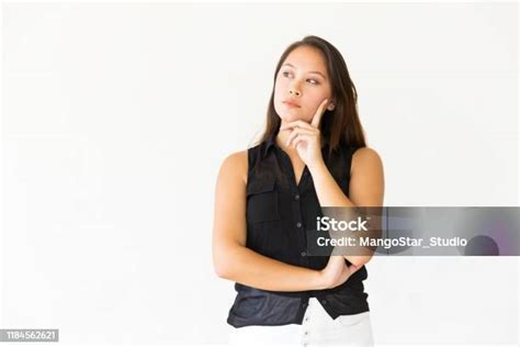 펜시 브진 심각한 여성 고객 감동 얼굴 와 손가락 갈색 머리에 대한 스톡 사진 및 기타 이미지 갈색 머리 개념 결정 Istock