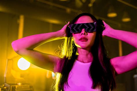 아시아 여자는 네온 불빛 벽 배경으로 게임을 한다 가상 현실 시뮬레이션 게임 및 미래 기술의 개념 25 29세에 대한 스톡 사진