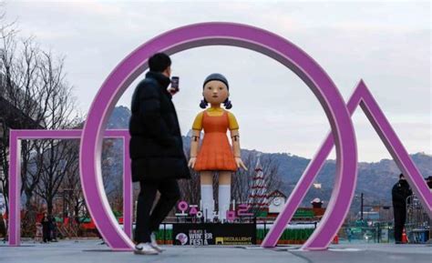 디시트렌드 [포토] 광화문 광장에 등장한 오징어게임 영희