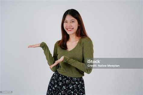 고립된 흰색 배경 위에 서 있는 젊은 아시아 여성은 카메라를 바라보며 행복한 얼굴 미소를 짓고 있다 긍정적 인 사람 귀여운에 대한 스톡 사진 및 기타 이미지 Istock