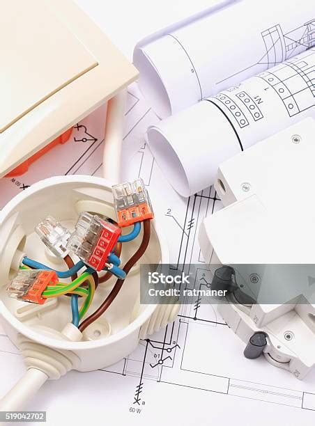 Komponen Untuk Instalasi Listrik Dan Diagram Konstruksi Foto Stok