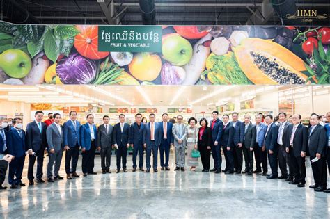 អ្នកឧកញ៉ា ឧកញ៉ាច្រើនរូប បង្ហាញវត្តមានក្នុងពិធីសម្ពោធផ្សារទំនើប អ្នកឧកញ៉ា លី យ៉ុងផាត់