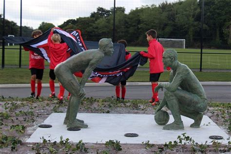 En Images En Avant De Guingamp Une Superbe Statue à Lentrée Du