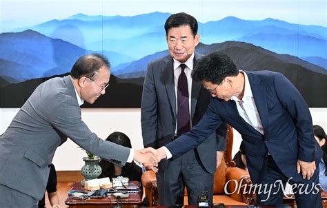 악수하는 윤재옥 박광온 원내대표 오마이뉴스