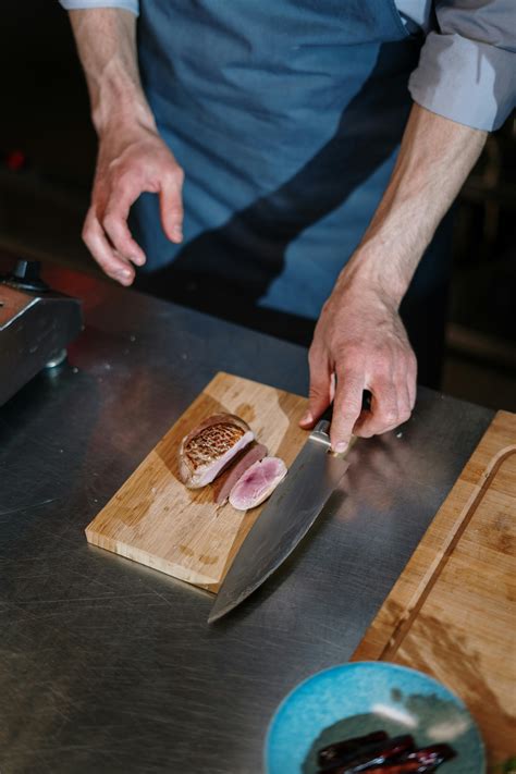 가정의 감귤류 과일 꽃 꽃병 나무 도마 나무 표면 노란색 도마 도자기 그릇 독창적 인 라이프스타일 레몬