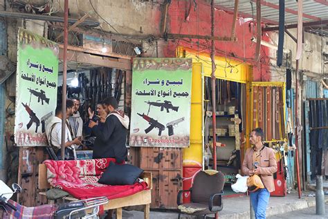 إزدهار تجارة السلاح في قلب “عاصمة الثقافة اليمنية” وجهات “أمنية” تبرّر