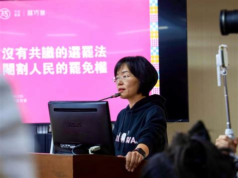 今天在內政委員會質詢，我清楚表達國民黨選罷法修法草案的荒謬。 2016年立法院同意廢除「雙二一」門檻（投票率過半、同意票超過二分之一），讓過去