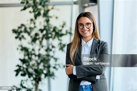 실내 식물 장식으로 현대적인 사무실 환경에서 미소 짓는 자신감 넘치는 사업가 25 29세에 대한 스톡 사진 및 기타 이미지 25 29세 결심 경영자 Istock