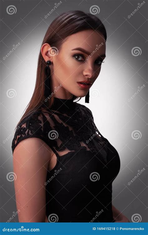 Una Ragazza Sexy Vestita Di Nero In Studio Fotografia Stock Immagine