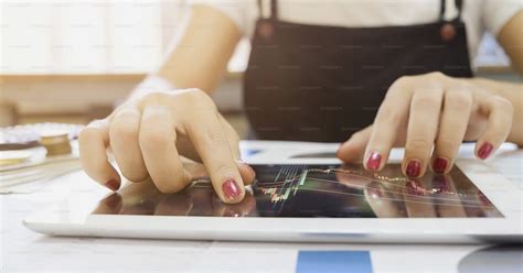 집에서 터치 스크린 장치에 주식 시장 그래프를 만지는 여자의 잘린 샷 주식 시장 개념에 대한 거래 사진 Unsplash의