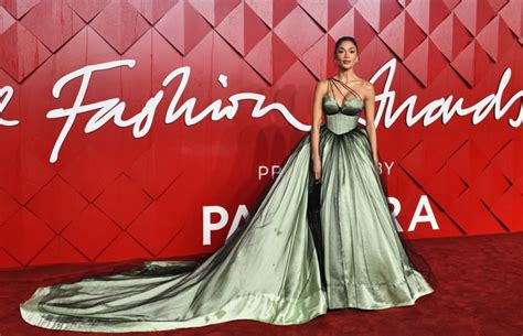 Galerie Móda z British Fashion Awards plná extravagance Nenalíčená