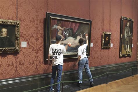 A Londres des écologistes attaquent au marteau un tableau de Velazquez