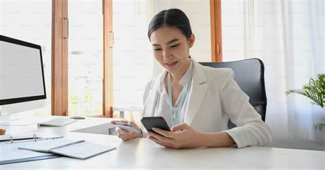 아름다운 여성 관리자 또는 비즈니스 노동자는 스마트 폰을 사용하여 청구서를 지불합니다 신용 카드와 스마트 폰 개념입니다 사진 Unsplash의 태국 이미지