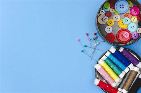 트레이의 바느질 키트는 나무 테이블에 놓입니다 무지개 스톡 사진의 색상에 스레드와 버튼의 스풀 0명에 대한 스톡 사진 및 기타 이미지 Istock