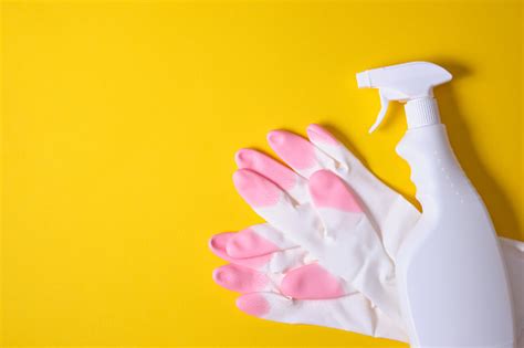 파란색 배경에 청소 용품 세트 플랫 레이드 옐로우 래그와 스폰지 고무 장갑 깨끗한 스프레이 병 세제 하우스 클리닝 서비스 및 하우스키핑 컨셉 0명에 대한 스톡 사진 및 기타