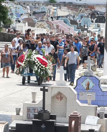 Corpo De Jovem Morta Em Tentativa De Assalto Na Pavuna é Enterrado