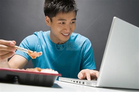 在带外卖的笔记本电脑上工作的人高清图片下载 正版图片502578314 摄图网
