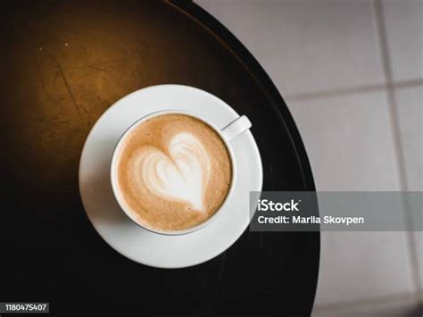 검은 테이블에 라떼 아트카푸치노 한 잔 흰색 세라믹 컵 상단 보기 카페 문화 고풍스런에 대한 스톡 사진 및 기타 이미지 고풍스런 가정의 방 갈색 Istock
