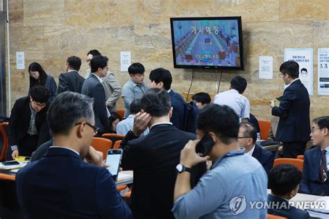 분주한 피감기관 공무원들 연합뉴스