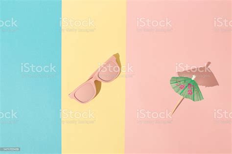 분홍색 선글라스와 우산이 있는 화려한 구성 최소한의 해변 휴가 개념 여름 휴식 아이디어 해변에 대한 스톡 사진 및 기타 이미지