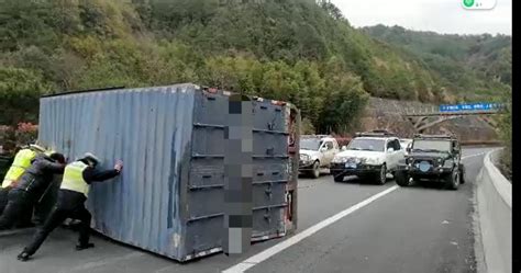 正能量 货车侧翻高速公路！此时，越野拉练车队路过澎湃号·政务澎湃新闻 The Paper