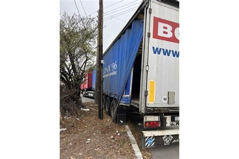 Камион с мигранти се заклещи на улица в ямболско село след гонка с полицията