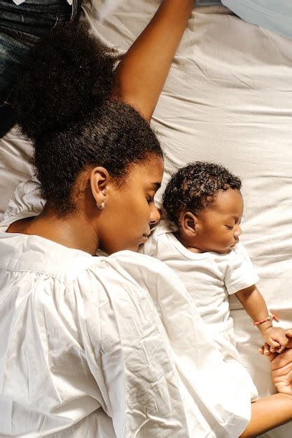 Madre Y Su Beb Durmiendo Foto Premium