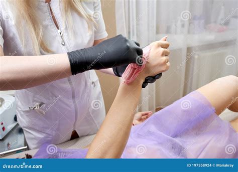Proceso De Depilación En Un Salón De Belleza Por Parte De Un